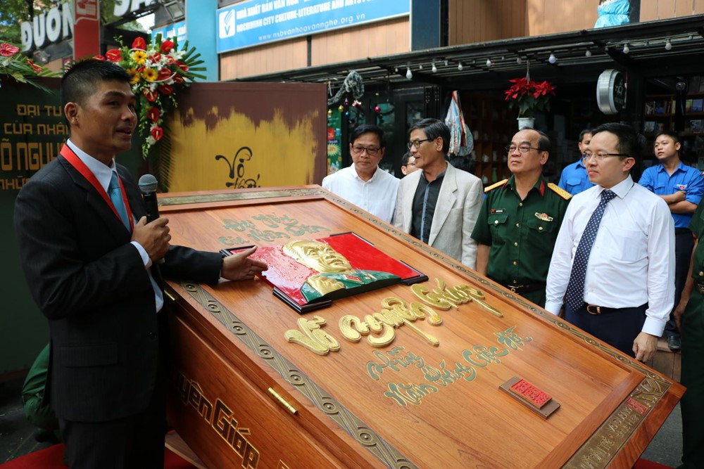 Cuốn thư pháp dát vàng nặng nửa tấn lớn nhất thế giới, viết về vị Đại ...